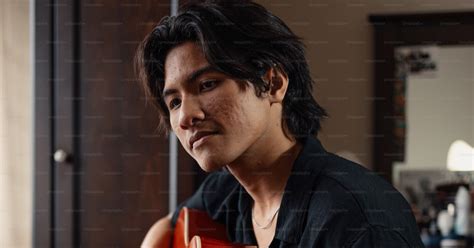 빨간 기타를 들고 의자에 앉아 있는 남자 사진 Unsplash의 노래 이미지