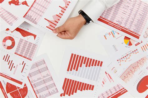 일하고 금융을 계산하는 사업가의 평면 상단보기 읽고 보고서를 작성합니다 비즈니스 재무 회계 개념입니다 계산함에 대한 스톡 사진 및 기타 이미지 Istock