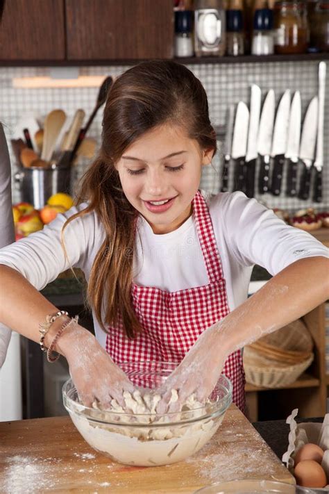 Adolescente Alegre Que Cocina La Cena Sana En La Cocina Imagen De