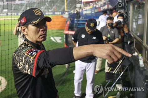 Kt 이강철 감독 비 맞으며 우천 노게임 강력 항의 파이낸셜뉴스