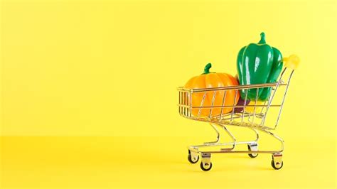 노란색 배경 클로즈업에 내부에 야채가있는 쇼핑 카트 블랙 프라이데이 쇼핑 및 할인 컨셉 0명에 대한 스톡 사진 및 기타 이미지