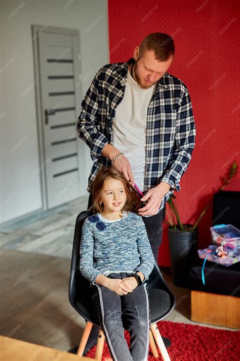 Padre Peinando Cepillando El Cabello De Su Hija En Casa Padre E Hija