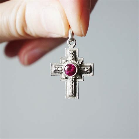 Крестик кулон искусственный рубин — ціна 500 грн у каталозі Кулони Купити аксесуари за доступною