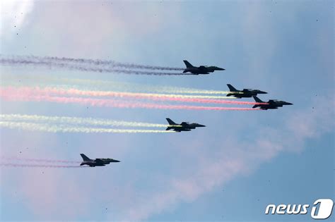푸른 하늘 가르는 우리군 전투기 네이트 뉴스