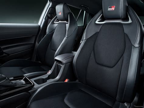 トヨタ新型「カローラ クロス」発表！大幅改良でデザイン変更＆スポーティモデル「grスポーツ」も新設定 カーナリズム