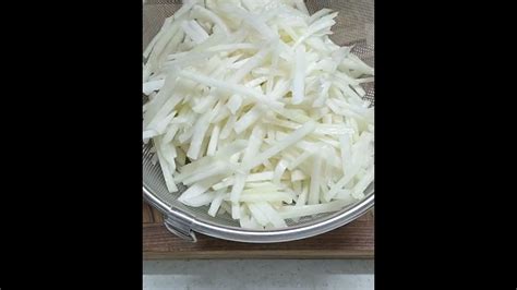 콜라비생채무침 지금 제철인 콜라비 생채로 무쳐서 맛있게 먹어요 콜라비 무침 생채요리 Youtube