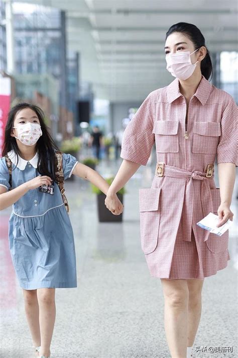 黃奕帶女兒走機場，黃芊玲穿小藍裙長髮披肩，網友稱：單眼皮美女 每日頭條