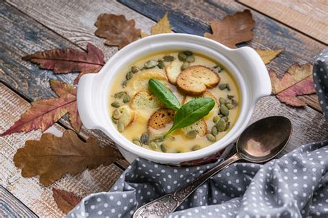 소박한 배경에 야채 크루통 호박 씨와 신선한 시금치와 가을 크림 수프 맨 위 보기 가을에 대한 스톡 사진 및 기타 이미지 가을 거품 내기 건강한 식생활 Istock