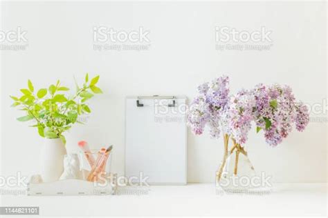 장식 요소와 홈 인테리어 모의 클립 보드 꽃병에 라일락의 가지 화장품 세트 봄에 대한 스톡 사진 및 기타 이미지 봄 화장실