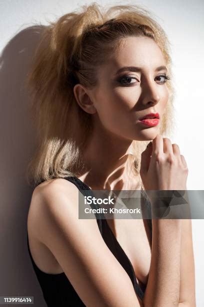 美麗的金髮碧眼的女人的肖像與紅色的嘴唇看著相機孤立的白色背景 特寫鏡頭 照片檔及更多 20多歲 照片 20多歲 一個人 人 Istock