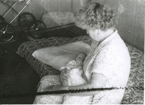 Фото Женщина с ребенком на руках Ракурсы август 1985 г Москва