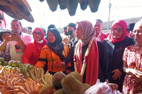 Atikoh Ganjar Blusukan Di Pasar Ngemplak Tulungagung ANTARA News