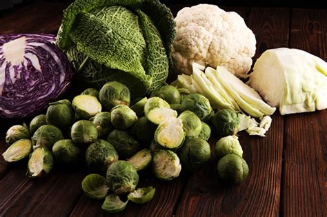 유기 양배추 머리 붉은 양배추 흰 양배추 사 보이와 함께 먹는 항 산화 균형 잡힌 식단 콜리플라워 꽃 양배추에 대한 스톡 사진 및 기타 이미지 Istock