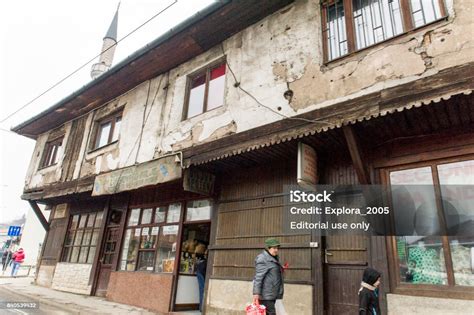 보스니아와 Herzigovina 사라예보 시내에서 전쟁 후 외관의 건물의 전망 2013 년 2 월 17 일입니다 건물 외관에