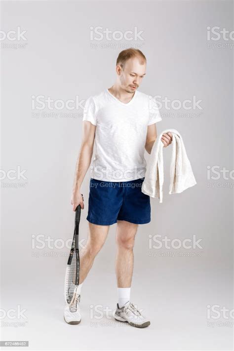 회색 배경에 훈련 후 테니스 라켓을 들고 수건으로 젊은 테니스 선수 건강한 생활방식에 대한 스톡 사진 및 기타 이미지 건강한 생활방식 경기 스포츠 경쟁 Istock