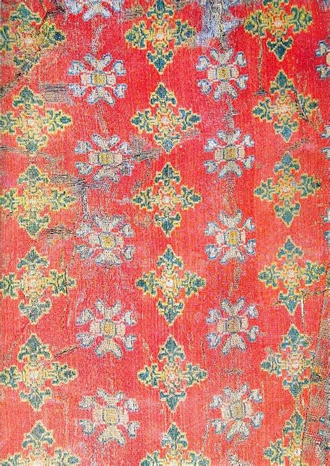 《源氏物语》中的中国丝织品 （原文发表于《看历史》2017年2月刊） 锦是多彩提花织物的泛称，传统丝织中最绚丽华美的一种 公元907年