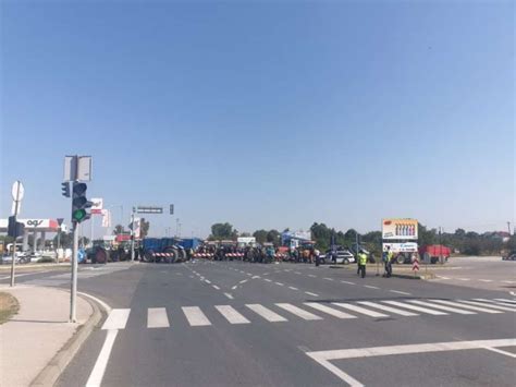 Poljoprivrednici blokirali granični prijelaz Država nema interes da
