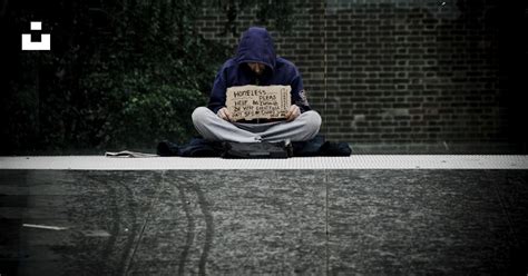 낮 동안 회색 콘크리트 도로에서 책을 읽는 파란색 까마귀를 입은 남자 사진 Unsplash의 무료 런던 이미지