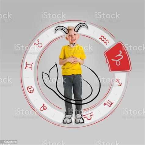 연필 스케치로 회색 배경에 고립 된 조디악 표지판을 그리는 귀여운 아이의 주제별 이미지 생일 사람의 성격 년 별자리의 개념 4 5세에 대한 스톡 사진 및 기타 이미지