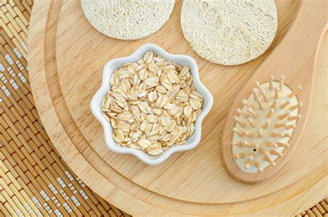 오트밀과 나무 헤어 브러시작은 그릇 수제 헤어 또는 얼굴 마스크 천연 뷰티 트리트먼트 및 스파 레시피 상단 보기 복사 공간 0