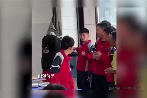 男生课间表演“教科书”变脸，旁边同学们鼓掌欢呼