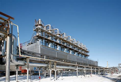 가스 및 오일 운송 가스 처리 플랜트 가스 부스터 컴 프레 서 스테이션 가스 컨디셔닝 장비 용 기체 밸브 크레인 및 파이프 가솔린에 대한 스톡 사진 및 기타 이미지 Istock