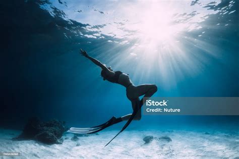 여자는 지 느 러 미와 모래 바다 위에 Freediver 바다에서 프리 다이빙 깊은에 대한 스톡 사진 및 기타 이미지 깊은