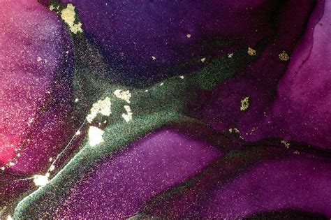 고해상도 배경 디자인을 위한 황금 줄무늬 액체 잉크 기술 텍스처가 있는 추상 밝은 빛나는 색상 유체 배경 손으로 그린 알코올 그림 프리미엄 사진