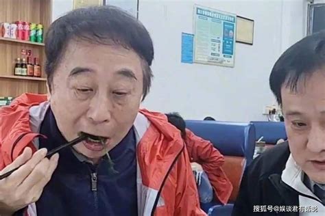65岁冯巩小餐馆吃饭！满桌青菜无肉星，头发稀疏满脸皱纹太老气潘长江侯林林外甥