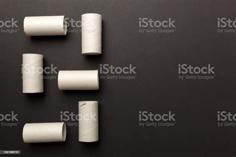 빈 화장지 롤과 컬러 배경에 텍스트를위한 공간이있는 평평한 누워 구성 크래프트 종이 또는 판지로 만든 금속 플러그 끝이있는