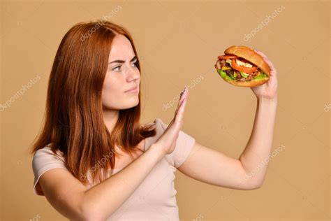 Primer Plano Retrato De Una Joven Hambrienta Comiendo Hamburguesa