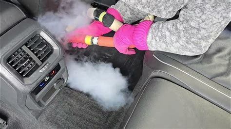 세차이야기 629편 때로는 손해보는 일 차량 실내바닥이 심한 단차구조이거나 알수없는 오염이 계속나올때 작업자는