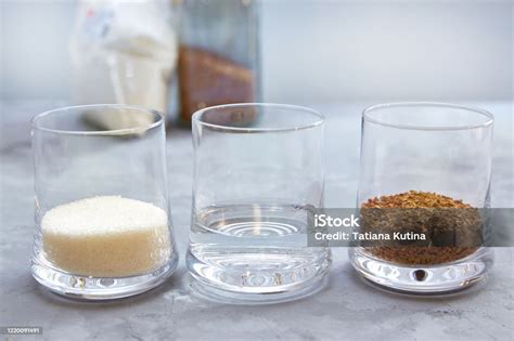 1단계 달고나 커피 만들기를 위한 조성및 비율 111 비율로 커피 설탕 물 에스프레소에 대한 스톡 사진 및 기타 이미지