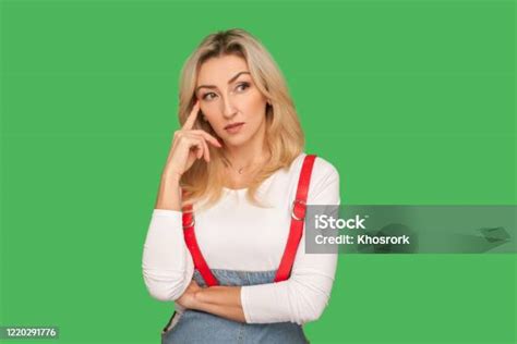 생각해 봅시다 강렬하 게 생각 하면서 사원을 만지는 세련 된 바지에 스마트 펜 시 성인 여자의 초상화 격리에 대한 스톡 사진 및 기타 이미지 Istock