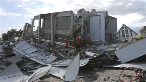 832 Dead In Indonesia Quake Tsunami People Face Food Water Shortage