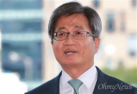 기자 질문에 답변하는 김명수 대법원장 후보자 오마이포토
