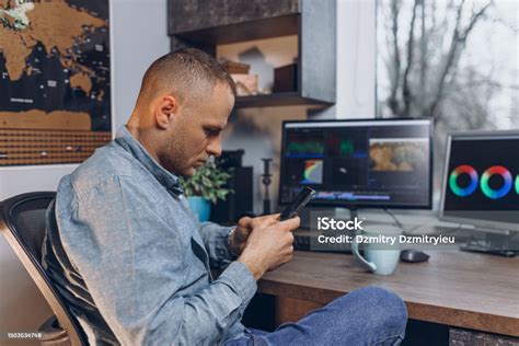 홈 스튜디오에서 작업하는 동안 스마트 폰을 사용하는 영화 편집기 30 34세에 대한 스톡 사진 및 기타 이미지 30 34세 Brand Name Smart Phone