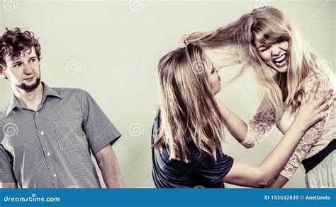 Aggressive Wahnsinnige ber Mann K mpfen Stockbild Bild von kämpfen haar