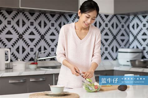 年轻女士在厨房做沙拉 蓝牛仔影像 中国原创广告影像素材