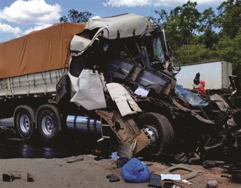 Carreta Bate Na Traseira De Outra Carreta E Causa A Morte Do Motorista