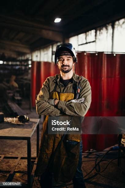 공장에서 일하는 용접공 강철에 대한 스톡 사진 및 기타 이미지 강철 건설 기계류 건설 산업 Istock