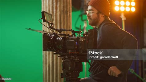 철도 트롤리 촬영 녹색 스크린 장면에 카메라맨의 초상화 큰 예산 영화 제작에 전문 승무원 영화 스튜디오 세트 촬영 역사적인 영화 녹색 화면 장면 개체 그룹에 대한 스톡 사진