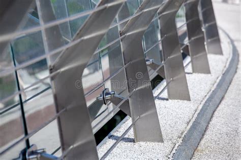 Metallverschlussbefestigung Von Kabeln Mit Stahlstab Auf