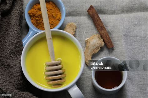 나무 배경에 꿀로 단맛을 내린 심황 라떼 황금 우유 또는 항염증제 인도 할디 두드 슈퍼푸드 심황 분말 생강 시나몬 0명에 대한