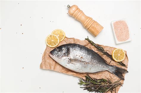 흰 배경 평평한 평지 상단 보기 위에 종이에 원시 도라다 물고기 또는 금박 머리 도미 건강한 식생활에 대한 스톡 사진 및 기타