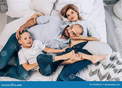 Familia Caucásica Alegre Yace En Una Cama Blanca Ver Desde Arriba