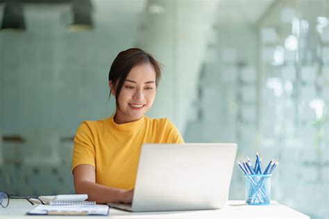 회계 사무소에서 기업의 청구서 세금 및 감사 예산을 계산하는 비즈니스 우먼 모기지 지불 개념에 대한 통계 및 신용 분석 경제에