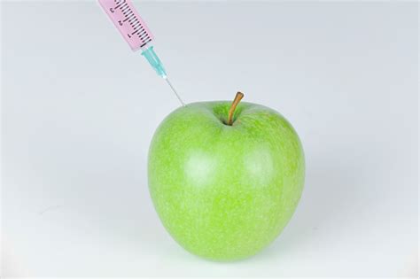 녹색 사과에 주사기입니다 유전자 변형된 식품 개념입니다 Dna에 대한 스톡 사진 및 기타 이미지 Dna Stem 주제
