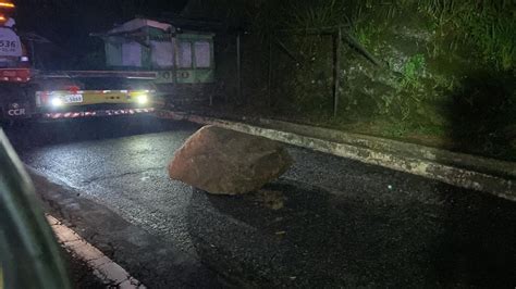 Deslizamento De Terra Interdita Pista De Descida Da Serra Das Araras