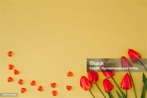 튤립과 빨간 하트의 꽃다발 와 노란 배경에 와 복사 공간 발렌타인 데이를 위한 축제 인사말 카드 개념에 대한 스톡 사진 및 기타
